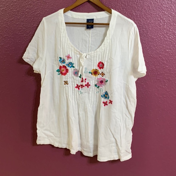 Basic Editions | Tops | Basic Editions X White With Flowers | Poshmark